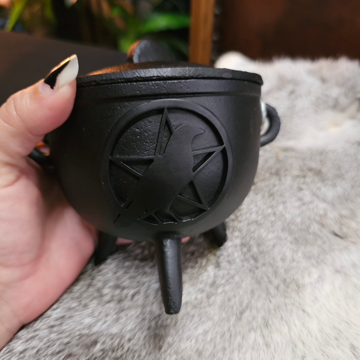 Medium Cauldron with Crow Design| Lylliths' Emporium